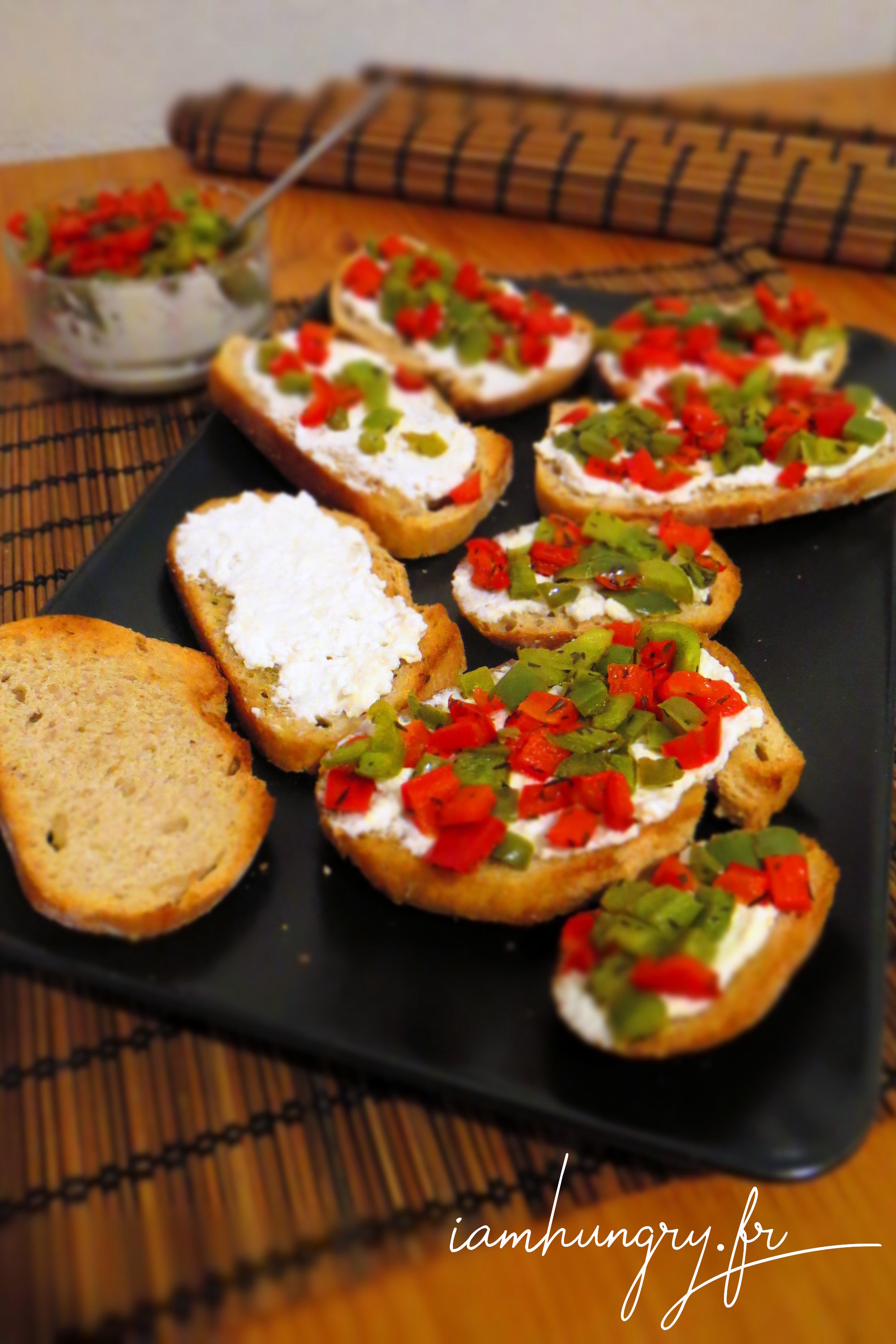 Toasts de chèvre frais au miel et poivrons grillés- IAMHUNGRY